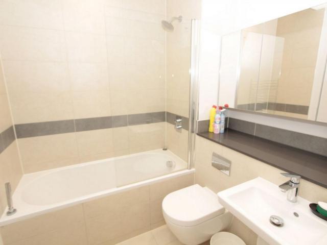 Cosy double ensuite bedroom next to the Emirates Stadium Has a Room