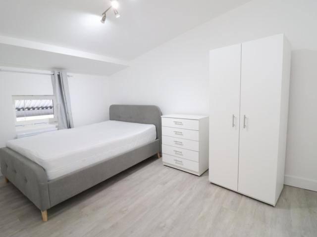 Cosy double ensuite bedroom near the Woolwich Arsenal train station Has a Room