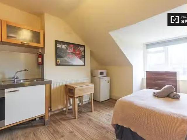 Cosy studio apartment to rent in Cricklewood, London