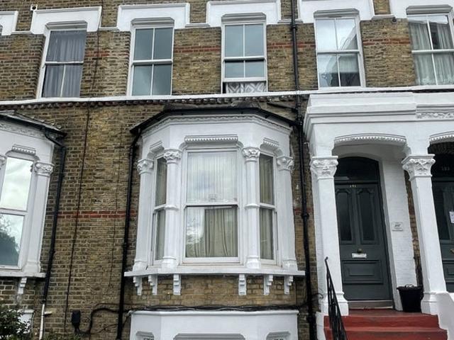 Cosy studio in Stockwell Council tax & water inc