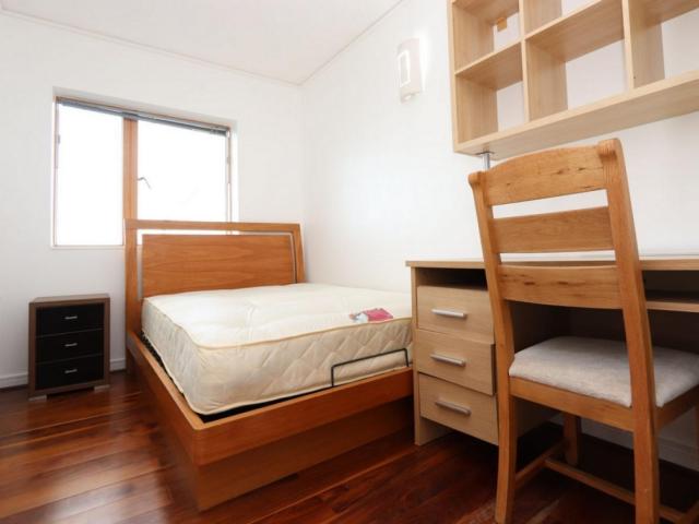 Cosy single bedroom close to North Greenwich tube station Has a Room
