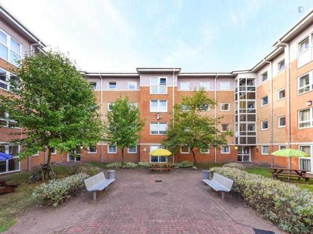 Cosy single ensuite bedroom close to Crown Street Park Has a Room