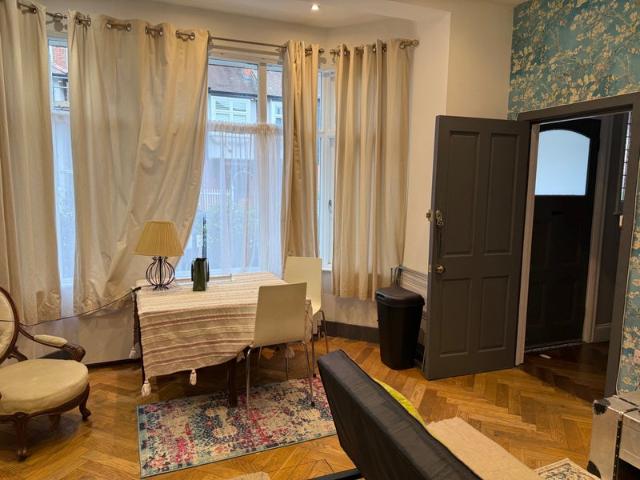 Cosy warm and light flat in Chiswick, W4