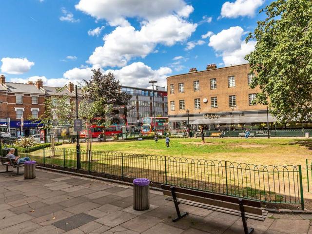 Cosy 1 bed with wood floors and good storage space mins to shops