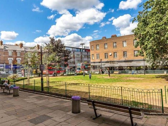 Cosy 1 bed with wood floors and good storage space mins to shops
