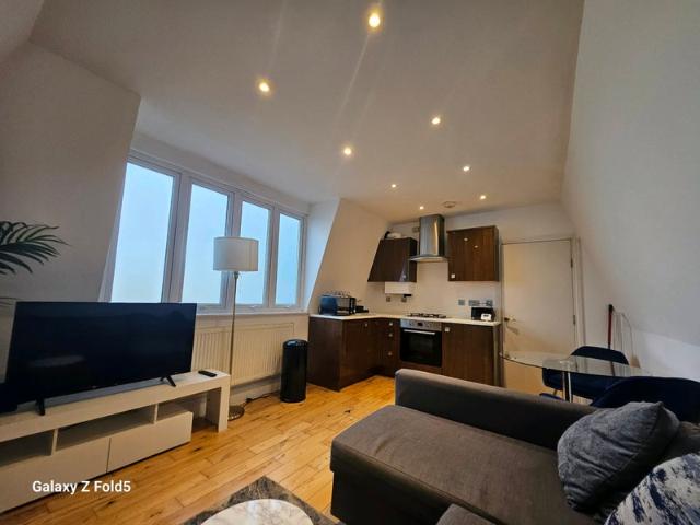 Cosy 1 bedroom split level flat. Short & long term