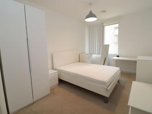 Cosy 3 bedroom flat close to Gallions Reach Station Has an Apartment