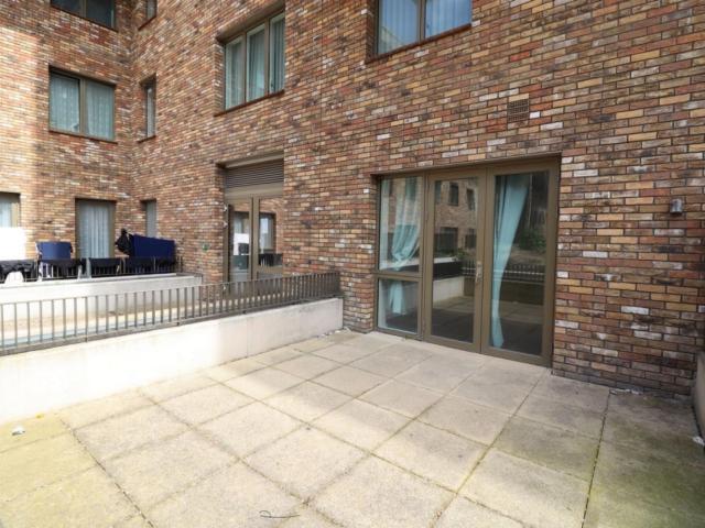 Cosy 3 bedroom flat close to Gallions Reach Station Has an Apartment