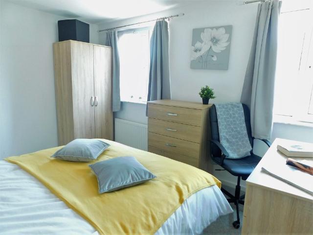 room in Cossack Green, Southampton