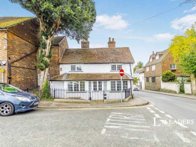 Cottage to rent in The Green, Westerham, Kent, TN16 | Leaders