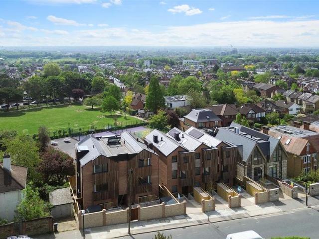 Cottenham Park Road, Wimbledon, SW20 2 bed apartment to rent £4,750 pcm £1,096 pw