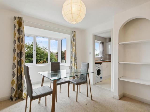 Cotton Avenue, London, W3 2 bed flat to rent £1,900 pcm £438 pw