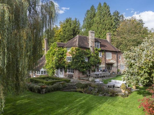 Cotchford Lane Hartfield TN7 6 bed barn to rent £9,995 pcm £2,307 pw
