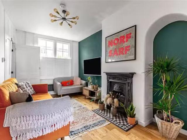 Coteford Street, Tooting Broadway, SW17 2 bed terraced house f.