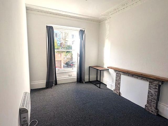 Cotham Redland 1st floor front studio / Bedsit, sh