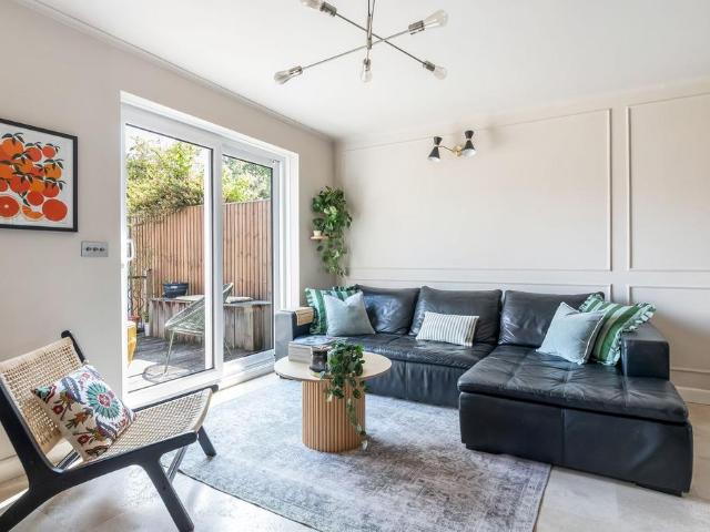 Cotswold Way, Worcester Park, KT4 3 bed terraced house to rent £2,400 pcm £554 pw
