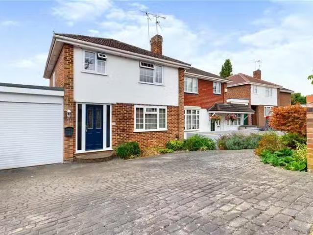 Cotswold Way, Tilehurst, Reading. 3 bed semi detached house fo.