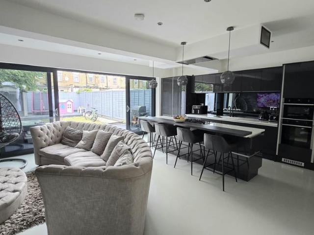 Cotswold Gardens, London, London, E6 4 bed terraced house to rent £3,500 pcm £808 pw