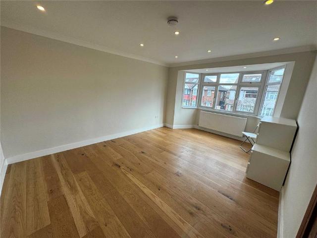 Cotswold Gardens, London, NW2 4 bed apartment to rent £2,700 pcm £623 pw