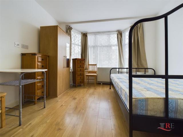 Cotswold Gardens, London NW2, Room to rent, £900 pcm | PrimeLocation