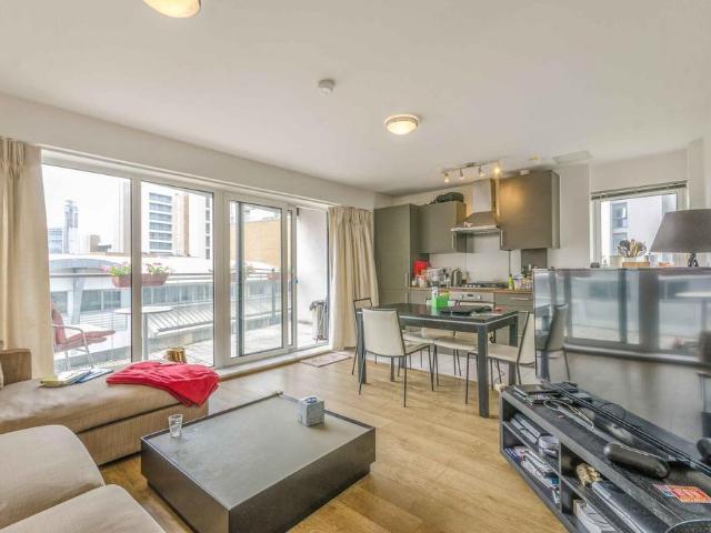 Coutts Court, Tower Hamlets, London, E14 2 bed flat to rent £2,400 pcm £554 pw