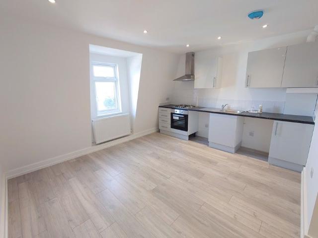 Coulsdon Road, Caterham CR3, 1 bed flat to rent, £1,150 pcm | PrimeLocation
