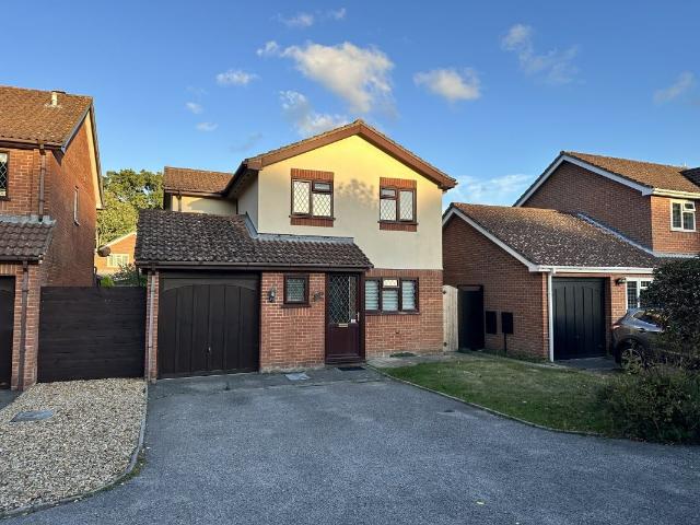 Countess Gardens, Bournemouth BH7, 4 bed detached house to rent, £1,900 pcm | PrimeLocation