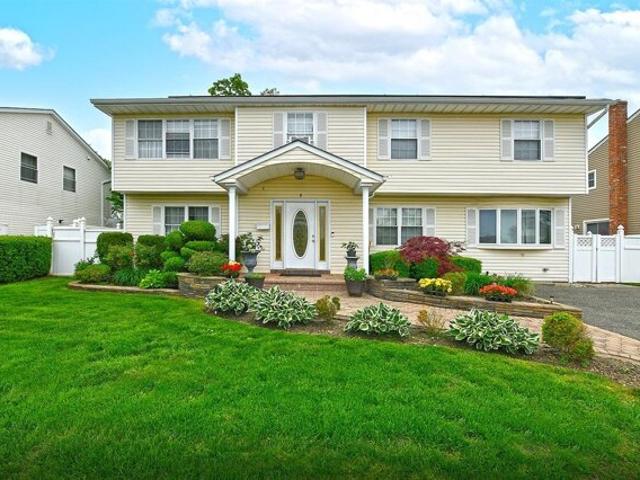 Country Ct, Farmingdale, Home For Sale