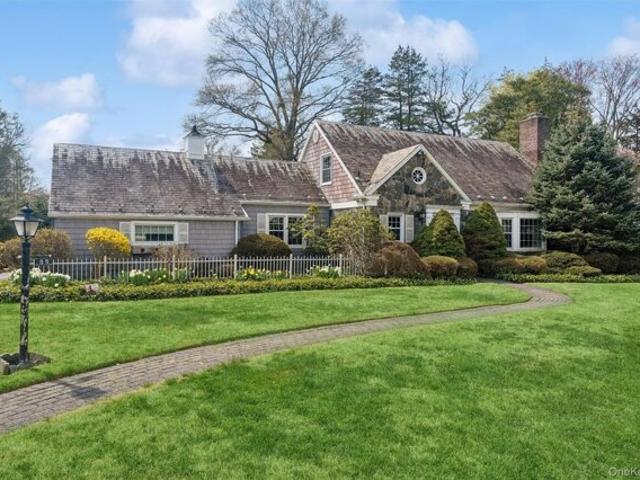 Country Club Dr, Port Washington, Home For Sale