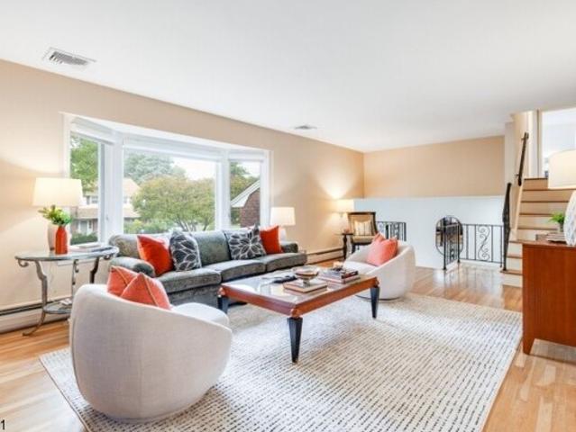 Country Club Ln, Springfield, Home For Sale