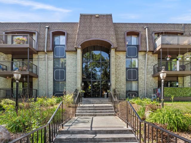Country Club Manor Apartments