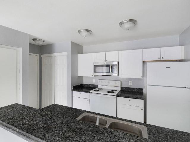 Country Creek Apartments 1 Bedroom Apartment for Rent at 7111 N 75th Ave, Glendale, AZ 85303