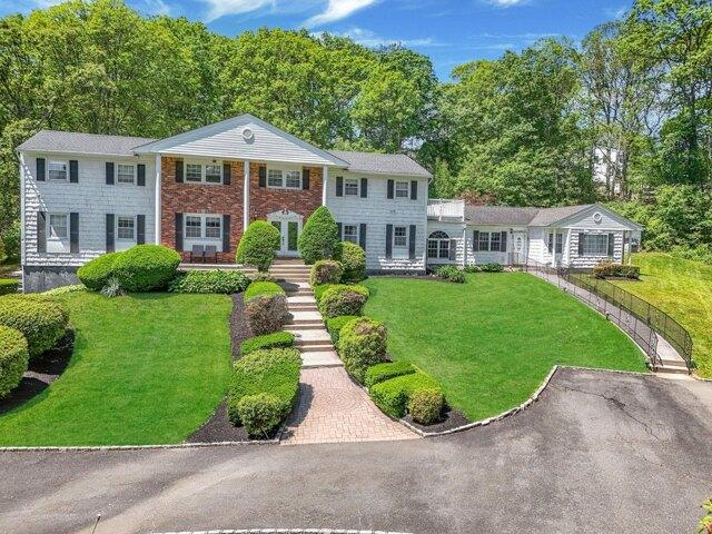 Country Squire Ct, Dix Hills, Home For Sale
