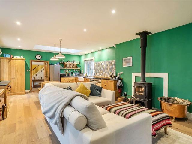 Countryside family house with annexe and stables