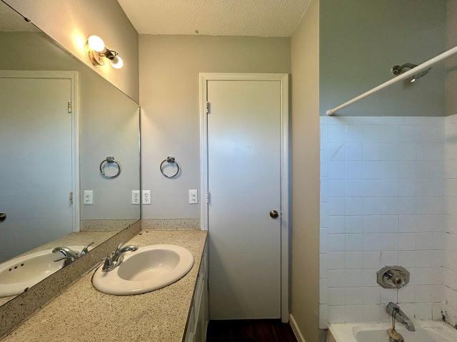 Countrywood Court SE 4544 4546 2 Bedroom Apartment for Rent at 4544 Countrywood Ct Se, Kentwood, MI 49508