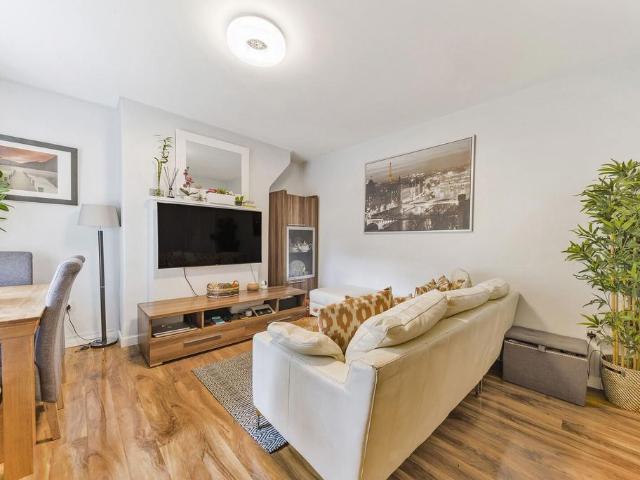 County Street, Elephant and Castle. 3 bed flat to rent £3,200 pcm £738 pw