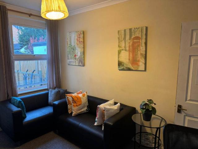 COUPLES WANTED! Room 1: 46 George Road, Guildford, GU1 4NR