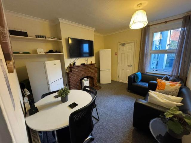 COUPLES WANTED! Room 3: 46 George Road, Guildford, GU1 4NR