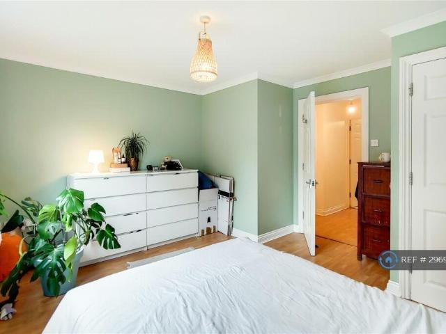 Courland Grove, London, SW8 2 bed flat to rent £2,550 pcm £588 pw