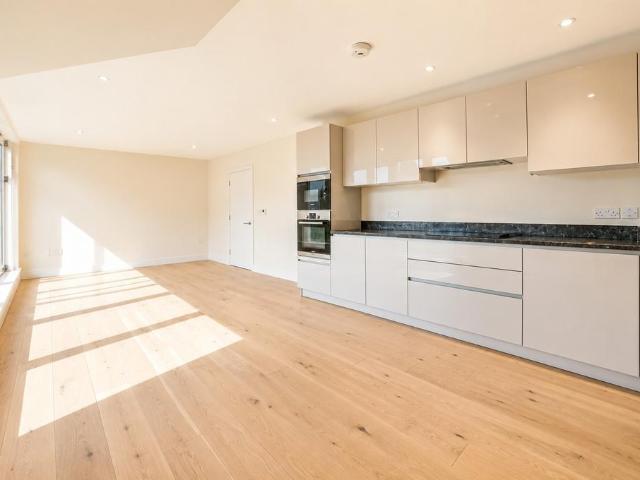 Courland Grove, Stockwell 1 bed apartment to rent £2,200 pcm £508 pw
