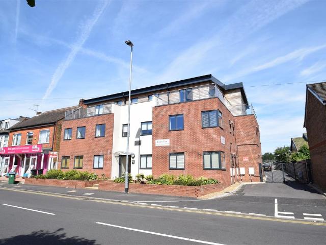 Court View, Watford WD18, 1 bed flat to rent, £1,300 pcm | PrimeLocation