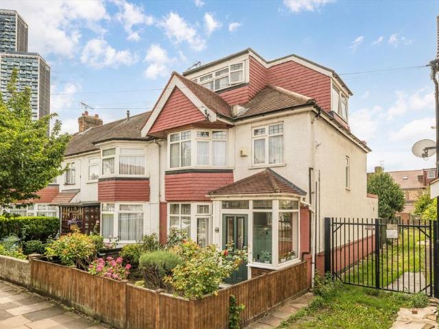 Court Way, London W3 4 bed flat to rent £3,000 pcm £692 pw