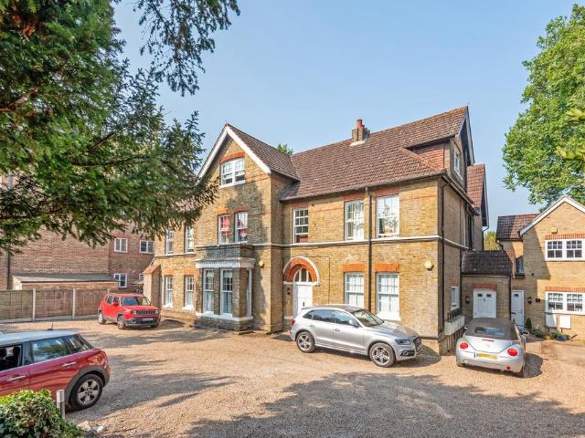 Court Road, Eltham, London, SE9 2 bed apartment to rent £2,100 pcm £485 pw