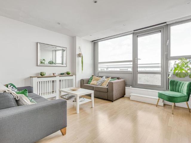 Courtenay House, London SW2 2 bed flat to rent £2,350 pcm £542 pw