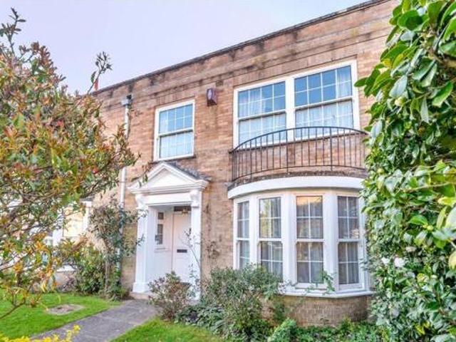 Courtenay Place, Lymington, 3 Bedroom End
