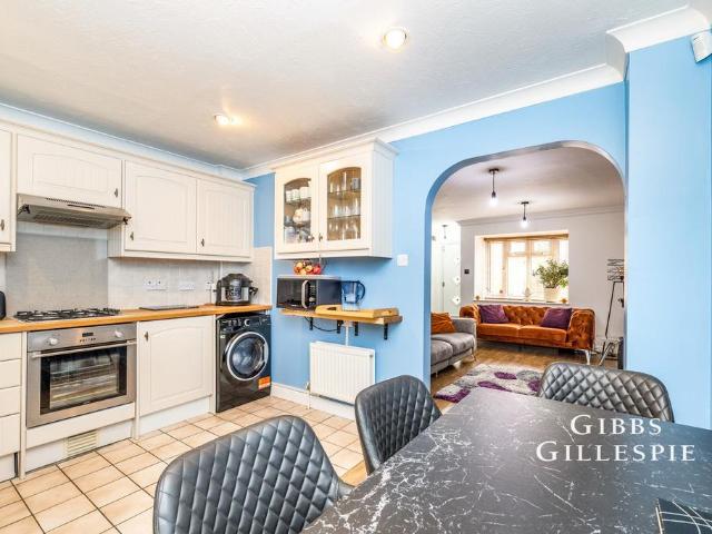 Courtens Mews, Stanmore, HA7 2 bed terraced house to rent £2,050 pcm £473 pw