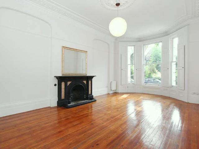 Courtfield Gardens, Earl's Court. 2 bed flat to rent £3,683 pcm £850 pw