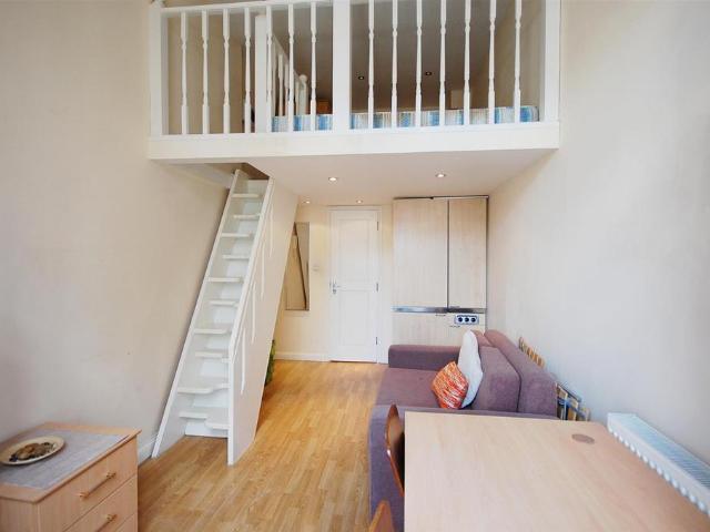 Courtfield Gardens, London SW5 Studio to rent £1,733 pcm £400 pw