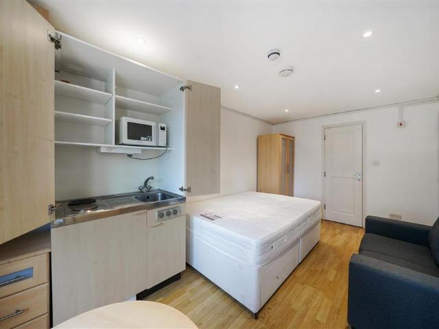 Courtfield Gardens, SW5 Studio to rent £1,495 pcm £345 pw