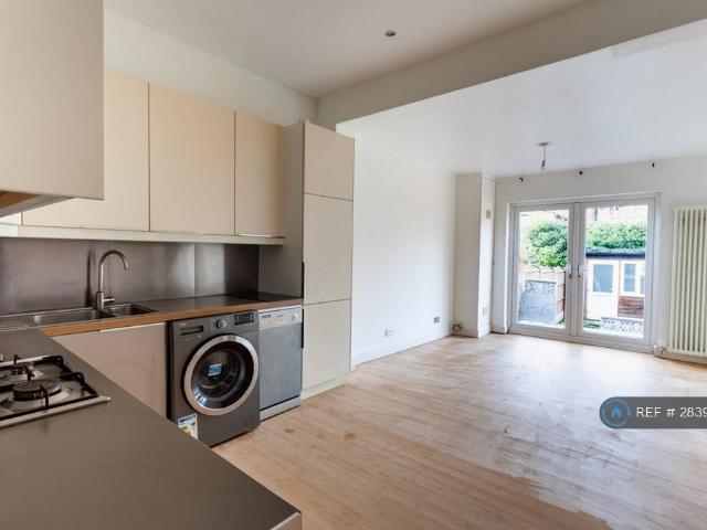 Courtland Ave, Ilford, IG1 2 bed flat to rent £1,675 pcm £387 pw